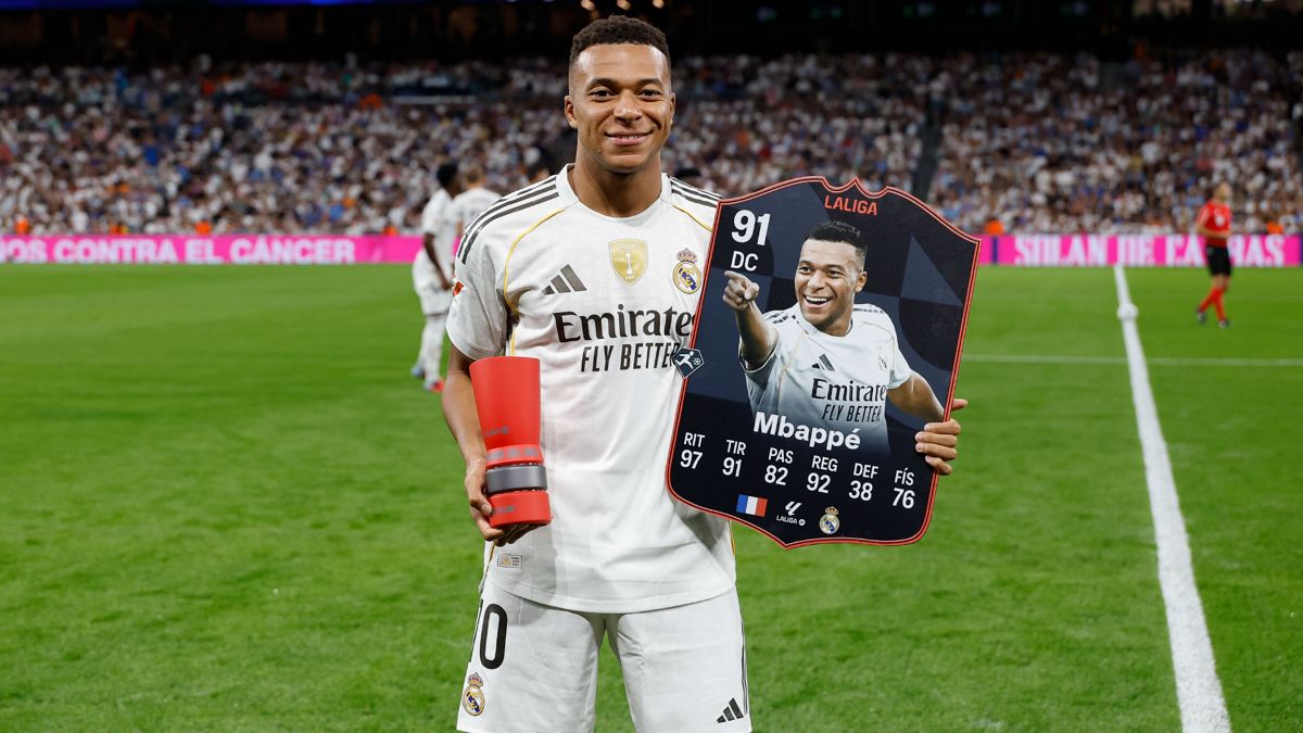 Mbappé recibe el trofeo al mejor jugador de LaLiga en septiembre