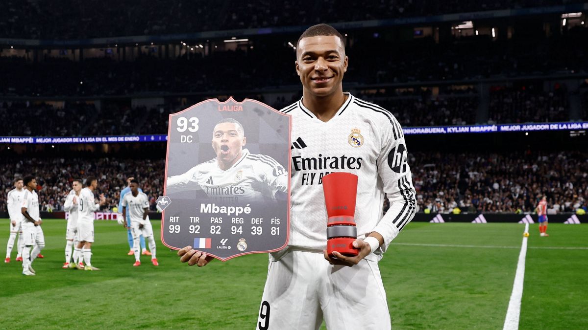 Mbappé recebe o troféu de melhor jogador da LaLiga em janeiro